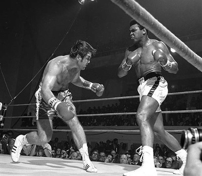 MUHAMMAD ALI LOOKING In The Mirror Heavyweight Boxing 1970 OLD PHOTO ...