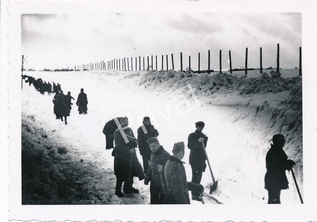 PHOTO WWII WEHRMACHT Soldiers Worker Digging Gaining Ground Winter ...