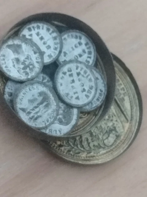 VINTAGE WINDSOR CASTLE Tin Of Queen Victoria Play Money Victorian Toy ...