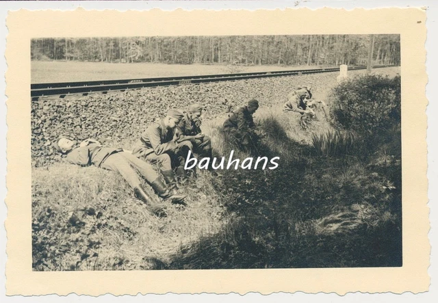 FOTO BEI EINER Rast-Nachrichtenzug der 169.Inf.Div. (p80) EUR 4,00 ...
