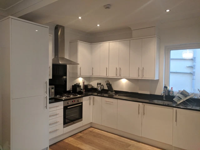 HOWDENS WHITE GLOSS Kitchen & Black Granite Worktop (Some Appliances) £ ...