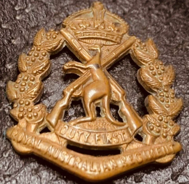 ROYAL AUSTRALIAN REGIMENT Anodized Cap Badge Queens Crown Genuine £42. ...