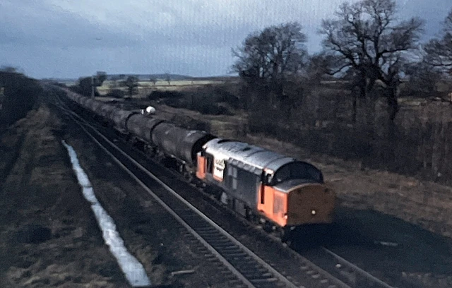 ORIGINAL 35MM RAILWAY slide load haul class 37 oil tanker train 29-02 ...
