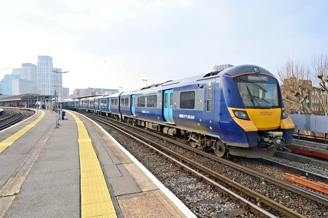 CLASS 707 NO 707027 in city beam at waterloo east £1.00 - PicClick UK