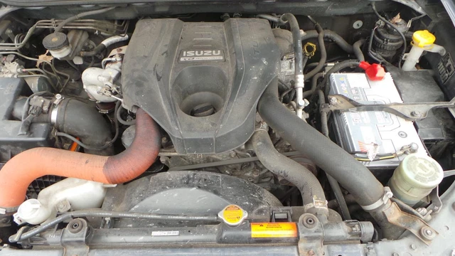 2013 ISUZU D-MAX Mk2 2.5 Diesel Nearside Left Front Suspension Strut ...