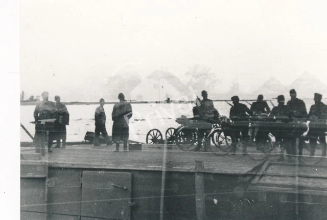 FOTO KRIEGSMARINE MFP "F105" Radfahr-Schwadrone unterwegs zur Insel ...