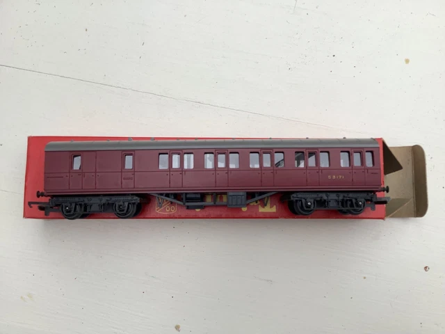 TRIANG R120 SUBURBAN Brake Coach- Maroon. Good condition in good box. £ ...