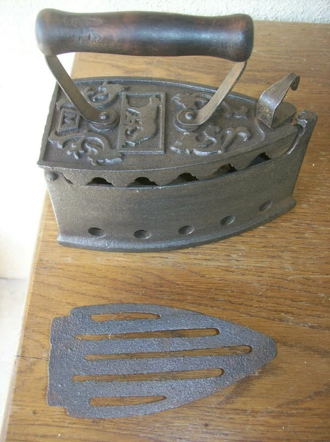 FER À BRAISES en fonte , décoré d'une lionne , objet de métier ancien ...