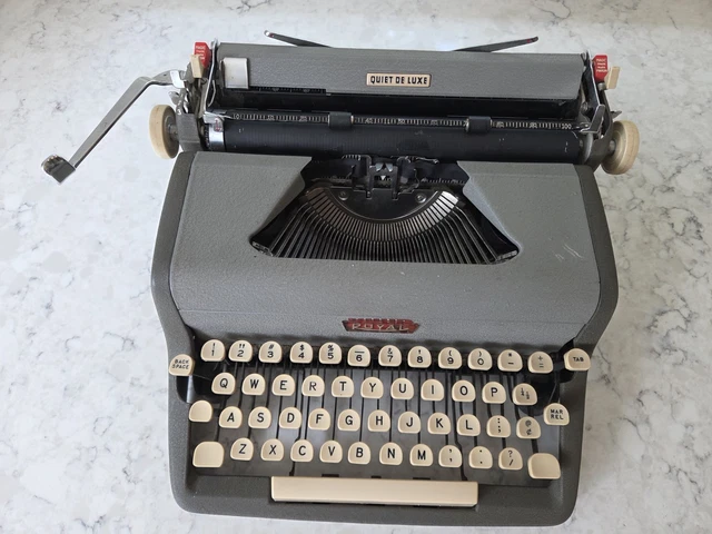 VINTAGE ROYAL QUIET Deluxe Typewriter with Case - Tested, Works $80.00 ...