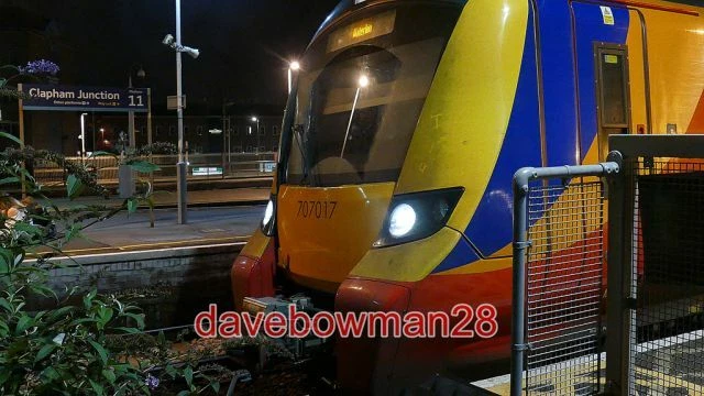 PHOTO A South Western Railway Class 707 Emu 700017 Calling At Clapham ...