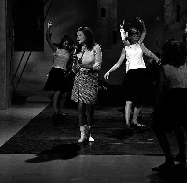 RAQUEL WELCH WITH The Shindig Dancers 1965 Shindig Tv Show Old Photo 8 ...