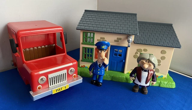POSTMAN PAT AND Mrs Goggins Figures With Greendale Post Office & Mail ...