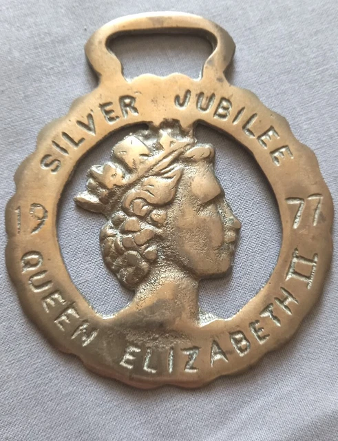 QUEEN ELIZABETH II Silver Jubilee 1952-1977 Souvenir Horse Brass £8.99 ...