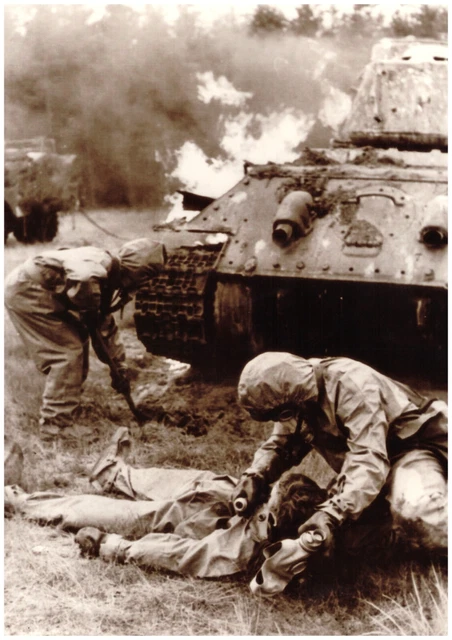 GROSSFORMATIGES FOTO PANZER Soldaten in ABC Schutzanzug NVA DDR (74 ...