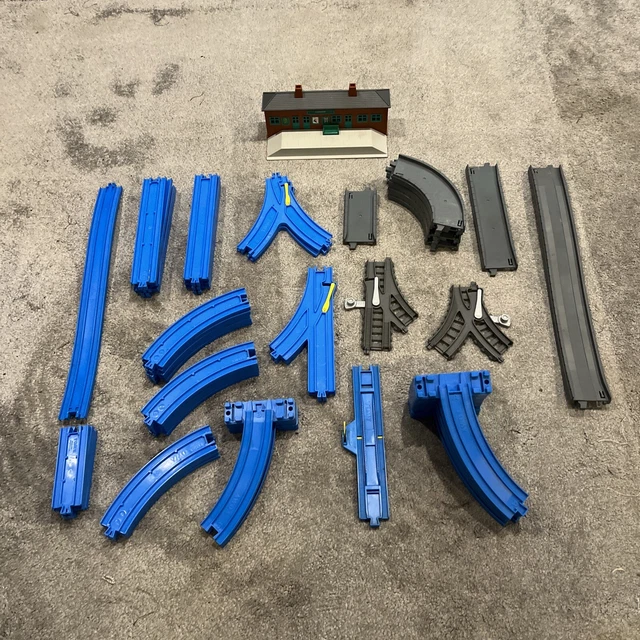 TOMY TRACKMASTER THOMAS the Tank Engine Ffarquhar Station 2002 + 40 ...