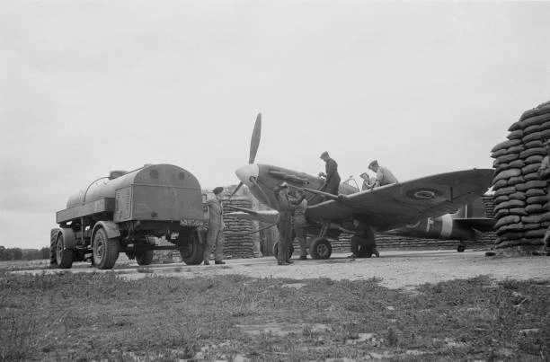 ROYAL AIR FORCE ground crew No 66 Squadron RAF Fighter Command - 1942 ...