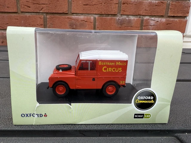 OXFORD DIECAST LAND Rover Bertram Mills Circus 88 Inch Hard Top - 1:43 ...