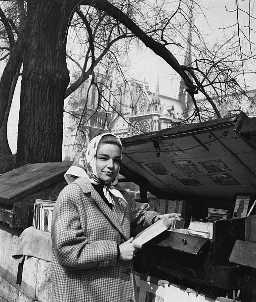 SIGNORET SIMONE ACTRESS France at a booth of the Bouquinistes - 1955 ...
