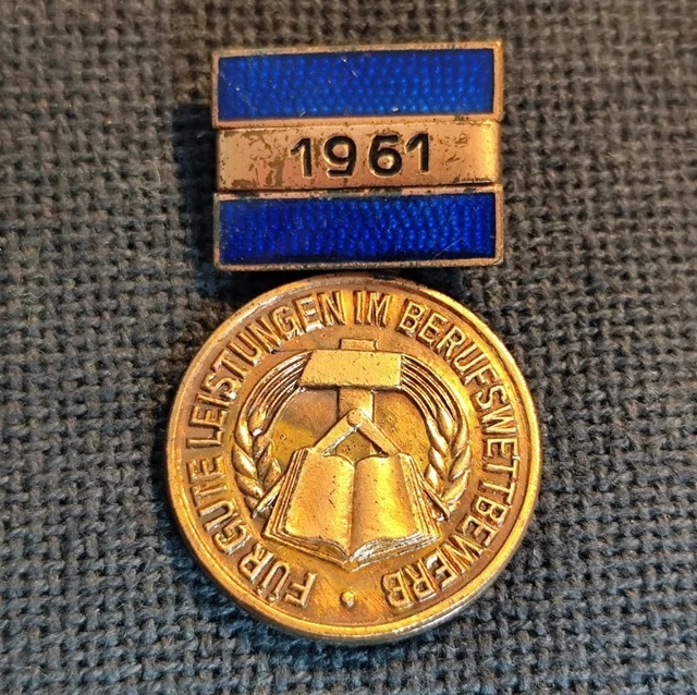 AUSZEICHNUNG DDR: MEDAILLE für gute Leistungen im Berufswettbewerb 1961 ...