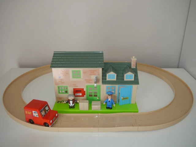 POSTMAN PAT 2 in 1 PAT'S HOUSE/POST OFFICE with LIGHT Snap Trax Figures ...