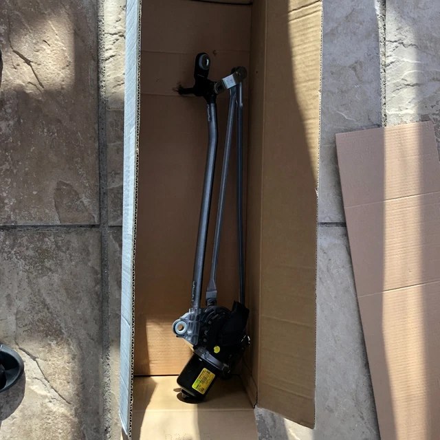 DACIA SANDERO STEPWAY front windscreen wiper and linkage £400.00 ...