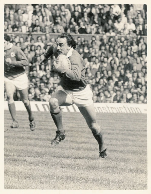 CLIVE REES LONDON WELSH & WALES RUGBY PHOTOGRAPH 8" x 6" (20cm x 15cm ...