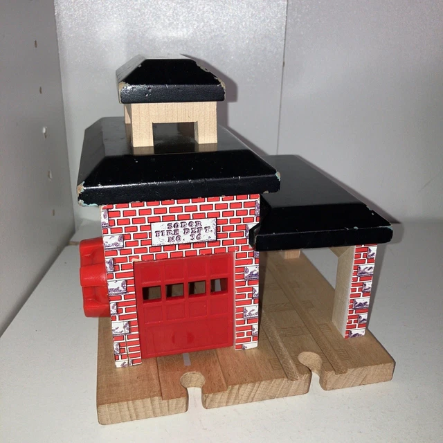 THOMAS & FRIENDS Wooden Train Building Sodor Fire Dept Station #36 EUR ...