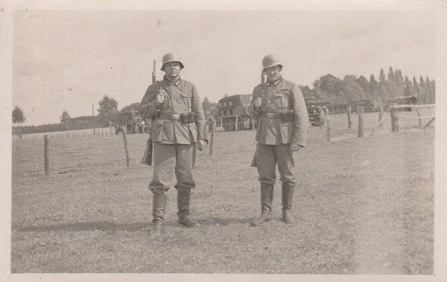 PHOTO SOLDATS ALLEMANDS WWII casque & fusil devant véhicule blindé ...