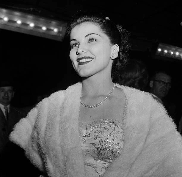 DEBRA PAGET ATTENDS movie premiere Fixed Bayonets! Los Angeles 1951 Old ...