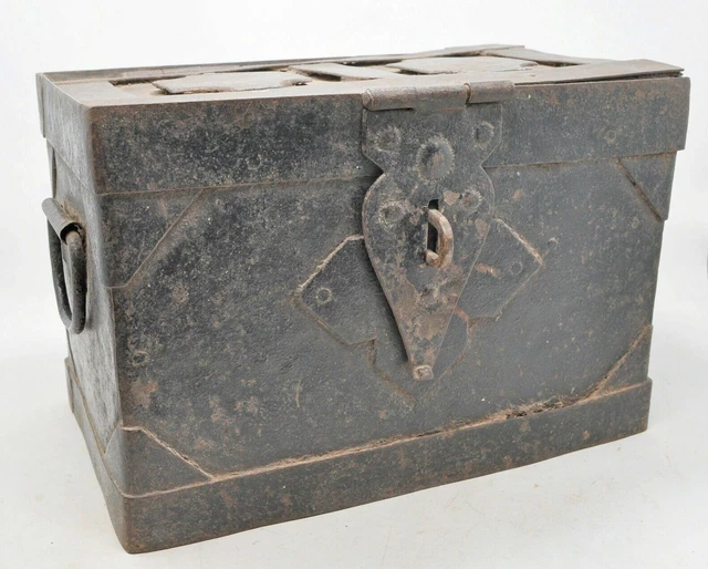 ANCIEN COFFRE EN fer, original ancien artisanat caisse de guerre, cassette en fer EUR 445,00 ...