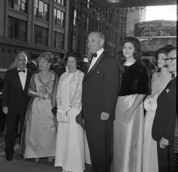 PRESIDENT LYNDON B Johnson 1960's NYC Lady Bird & daughters Camera ...