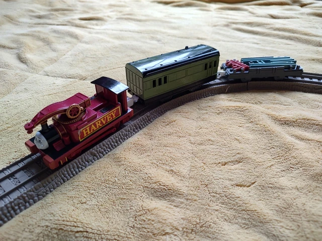 THOMAS & FRIENDS Trackmaster 'Harvey' Engine With Coach And rail Cargo ...