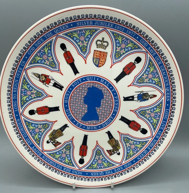 VINTAGE H.M QUEEN Elizabeth II Royal Silver Jubilee Plate Wedgwood 1952-1977 £12.50 - PicClick UK