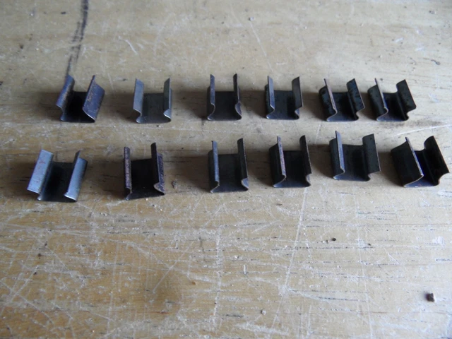 25 VINTAGE SCALEXTRIC TRI-ANG 1960s Metal Track Clips for Rubber? Track ...