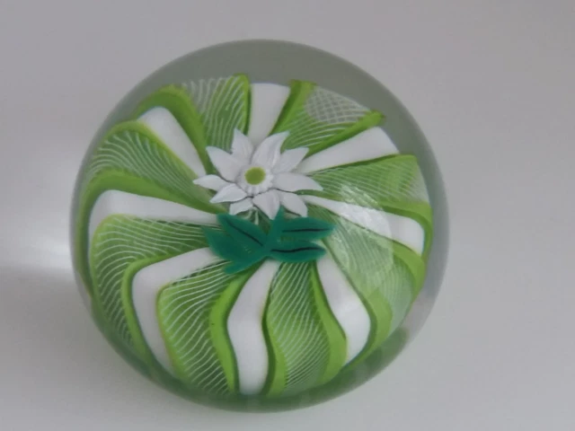 DAVE R. HURRY - VIDA GLASS 'WHITE FLOWER' PAPERWEIGHT 1/25 £92.22 ...