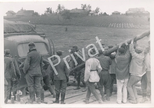 FOTO WK II Wehrmacht Soldaten Pioniere Brückenbau Ostfront L1.98 EUR 34 ...