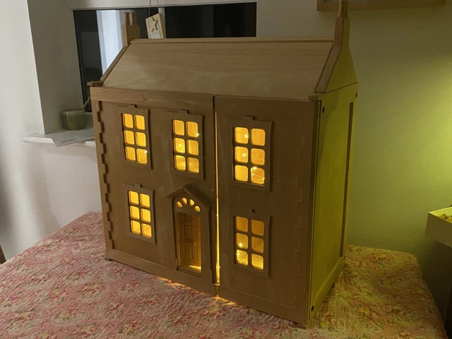 BEAUTIFUL PLAN TOYS wooden Dolls House inc furniture + family of five ...
