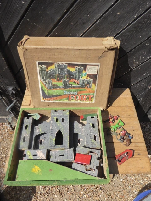 VINTAGE 1950S ERA Tri-ang Fort in original box . Comes with some Lead ...