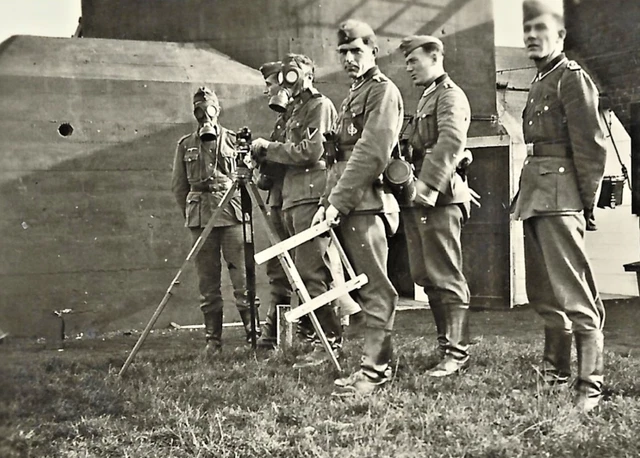 ORIG.FOTO, WH SOLDATEN vor Bunker Bunkeranlage mit Gasmaske Ausrüstung ...