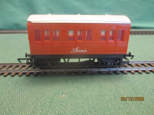 HORNBY OO GAUGE 'Thomas & Friends' ANNIE Coach' £4.33 - PicClick UK