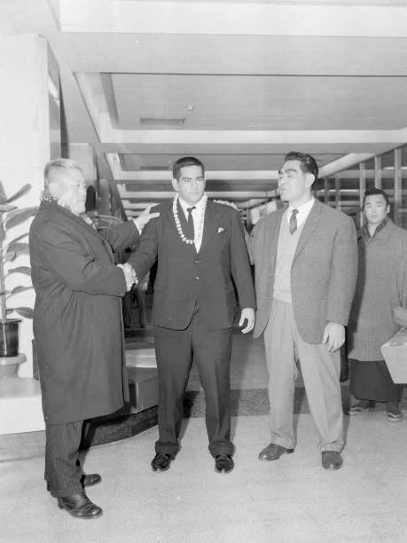 JESSE KUHAULUA LATER Known As Takamiyama, Shakes Hands With Sta 1964 ...