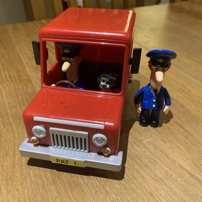 POSTMAN PAT ROYAL Mail Van Pat 1 with sitting Pat & Jess Figures ...