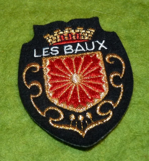 ANCIEN ÉCUSSON THERMOCOLLANT feutre brodé blason les Baux neuf Vintage patch EUR 5,00 - PicClick FR