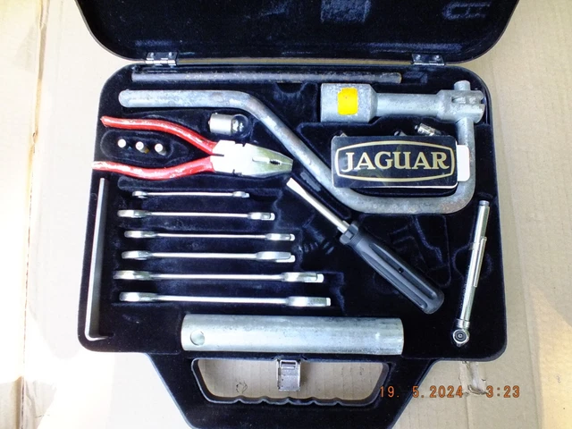 JAGUAR XJ6 SERIES 2/3 6 cylinder complete toolkit in a plastic tool box ...
