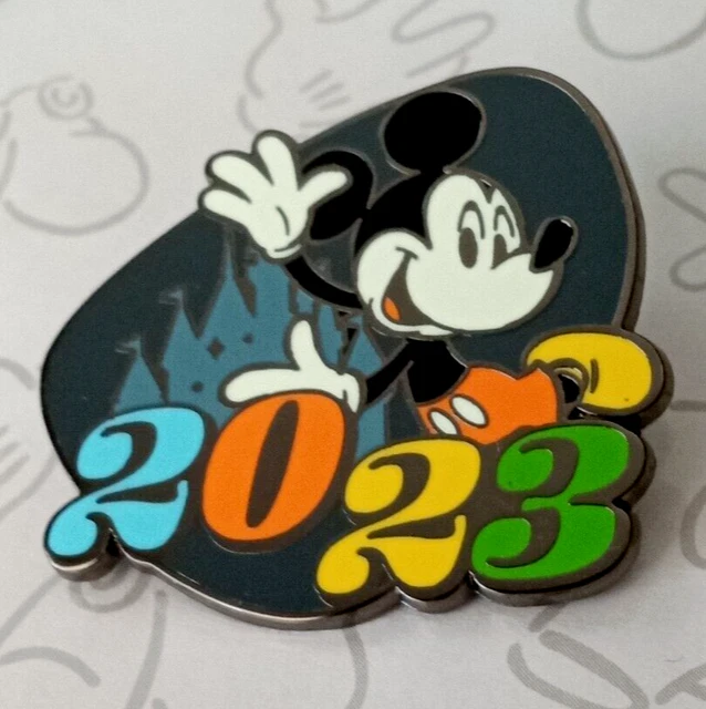 MICKEY MOUSE 2023 Dated Year Booster Castle Disney Pin 152763 EUR 13,30 ...