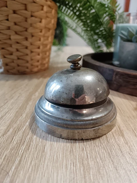 ANCIENNE SONNETTE DE comptoir à rotation, légèrement tordue au sommet ...