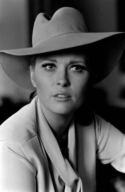 FAYE DUNAWAY PREMIERE of her new film "Bonnie & Clyde" in New Yor- Old ...