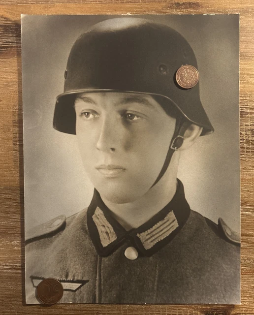 STAHLHELM MIT ABZEICHEN Soldat Portrait Wehrmacht 23x17 Original Foto 2 ...