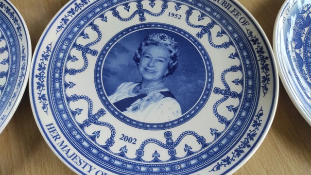 3 VINTAGE WEDGWOOD Plates-Queen Mother, 50th Anniversary Coronation ...