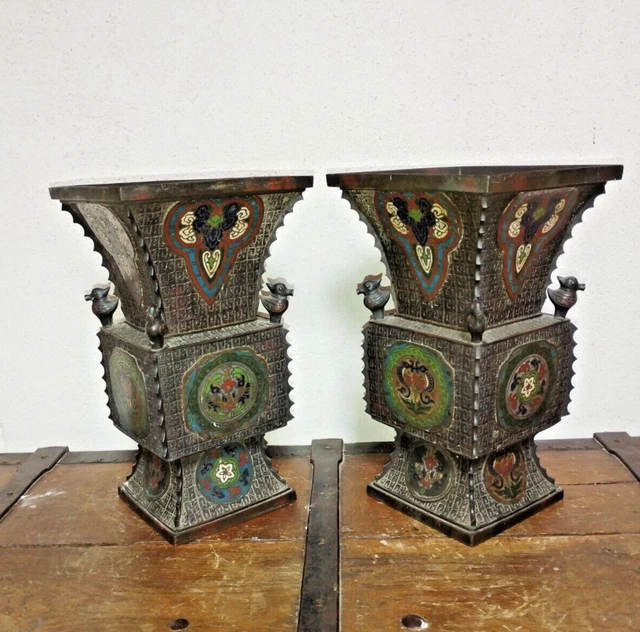 PAIRE DE VASE rituel Gu en bronze cloisonné Chine ou Japon ... Meiji ...